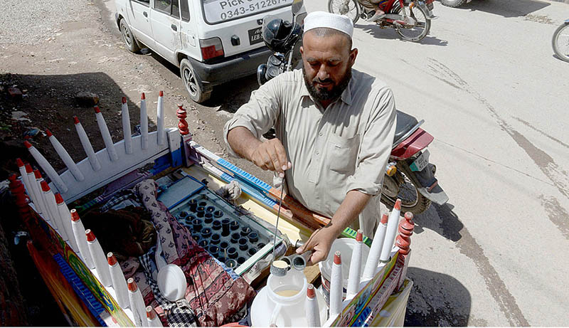 A street vendor preparing Kolfi at Murree Road