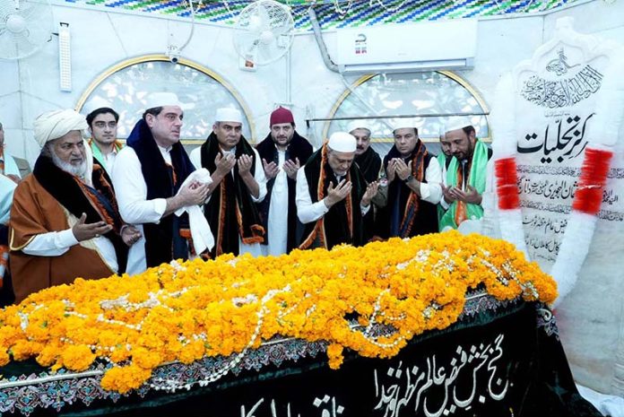 Federal Minister for Finance, Ishaq Dar participate to bathe the 980th ...