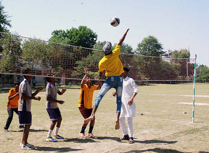 Players in action in netball mach during Inter-Schools District Tournament.