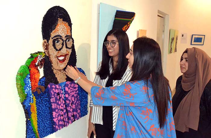Students of Lahore Women's College are showing their artistic skills to ...