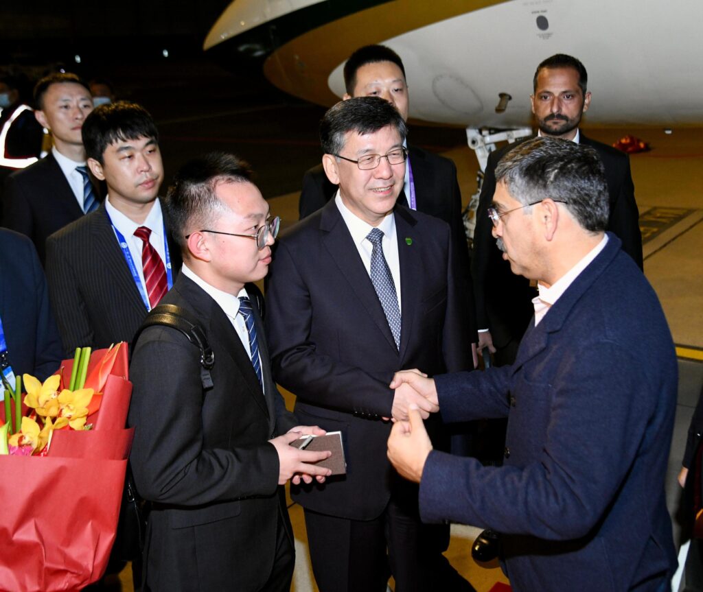 Caretaker PM arrives Beijing to a red carpet welcome