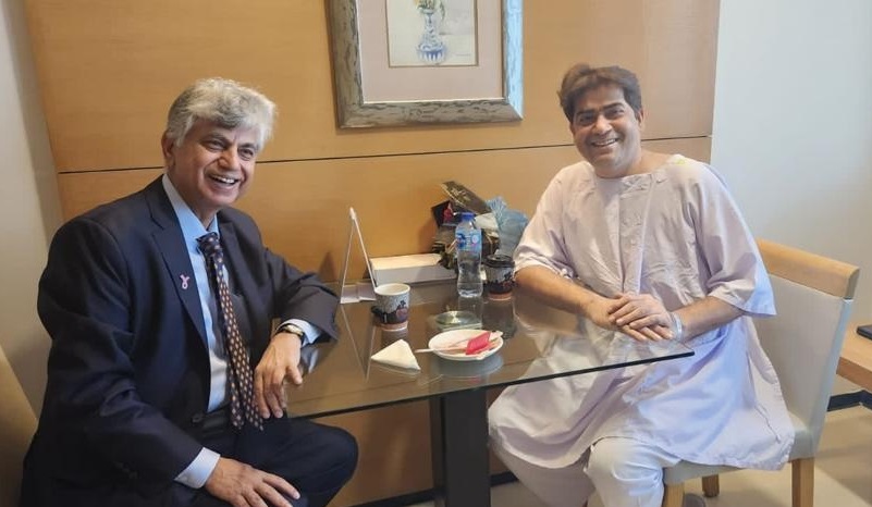 Solangi meets Anchorperson Masood Raza to inquire after his health