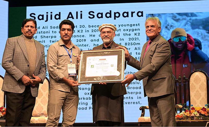 Managing Director PTDC Aftab Ur Rehman Rana presenting certificate to ...