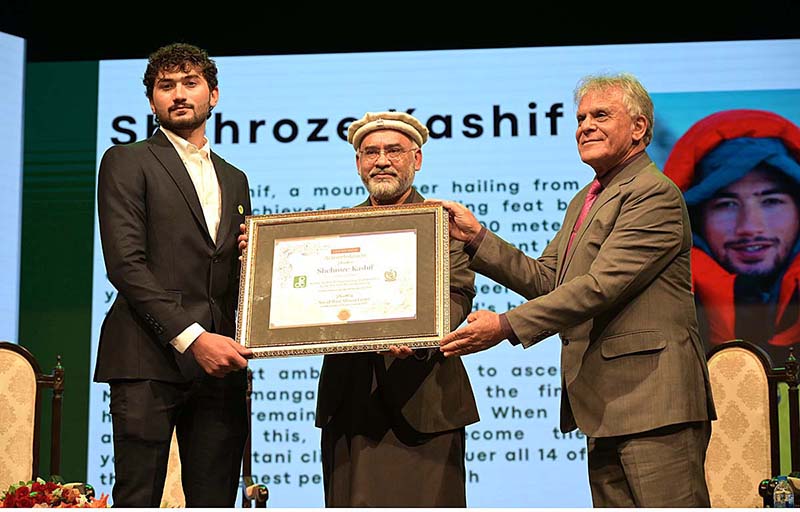 Managing Director PTDC Aftab Ur Rehman Rana presenting certificate to ...