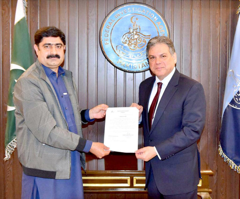 Director General FIA Mohsin Hassan Butt presenting Appreciation Letter ...