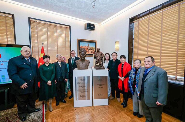 Ambassador Khalil Hashmi unveiled the sculptures of Chairman Mao and ...