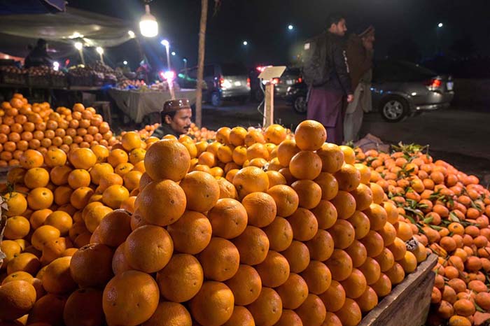 A vendor waiting for customers to sell oranges at KhanaPul.