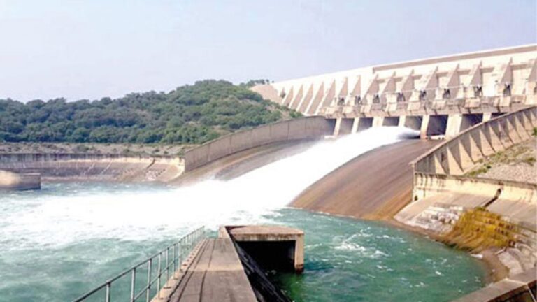 Snowfall shrinks water level in Mangla dam