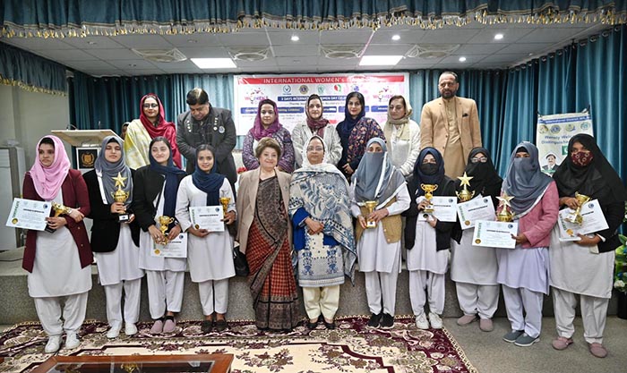 First Muslim Pakistani female cartoonist, Nigar Nazar addressing by ...