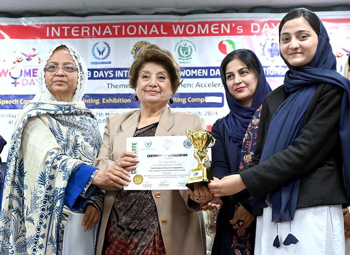 First Muslim Pakistani female cartoonist, Nigar Nazar addressing by ...