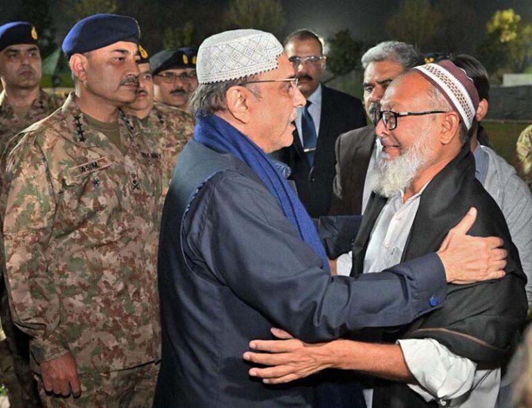 President of Pakistan Asif Ali Zardari and Chief of the Army Staff ...