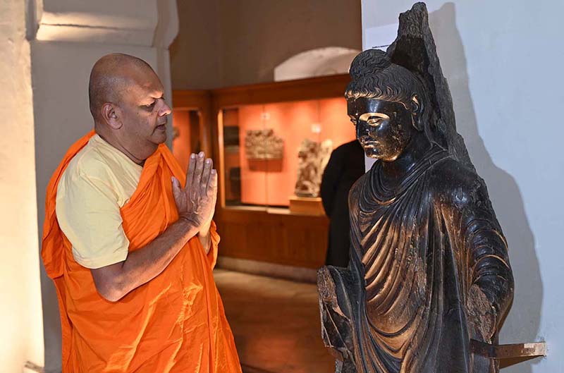 Sri Lankan delegation performing religious rituals during their visit ...