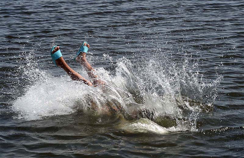 Youngsters taking bath in Arabian Sea to get some relief from hot ...