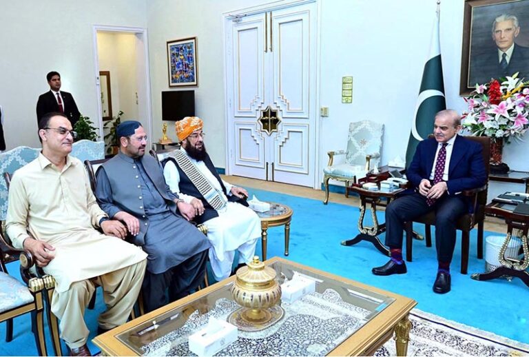 Leader of Jamiat Ulema-e-Islam Moulana Abdul Ghaffoor Haideri calls on ...