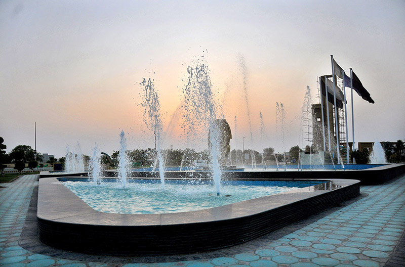 A mesmerizing view of the fountain at MPS road.