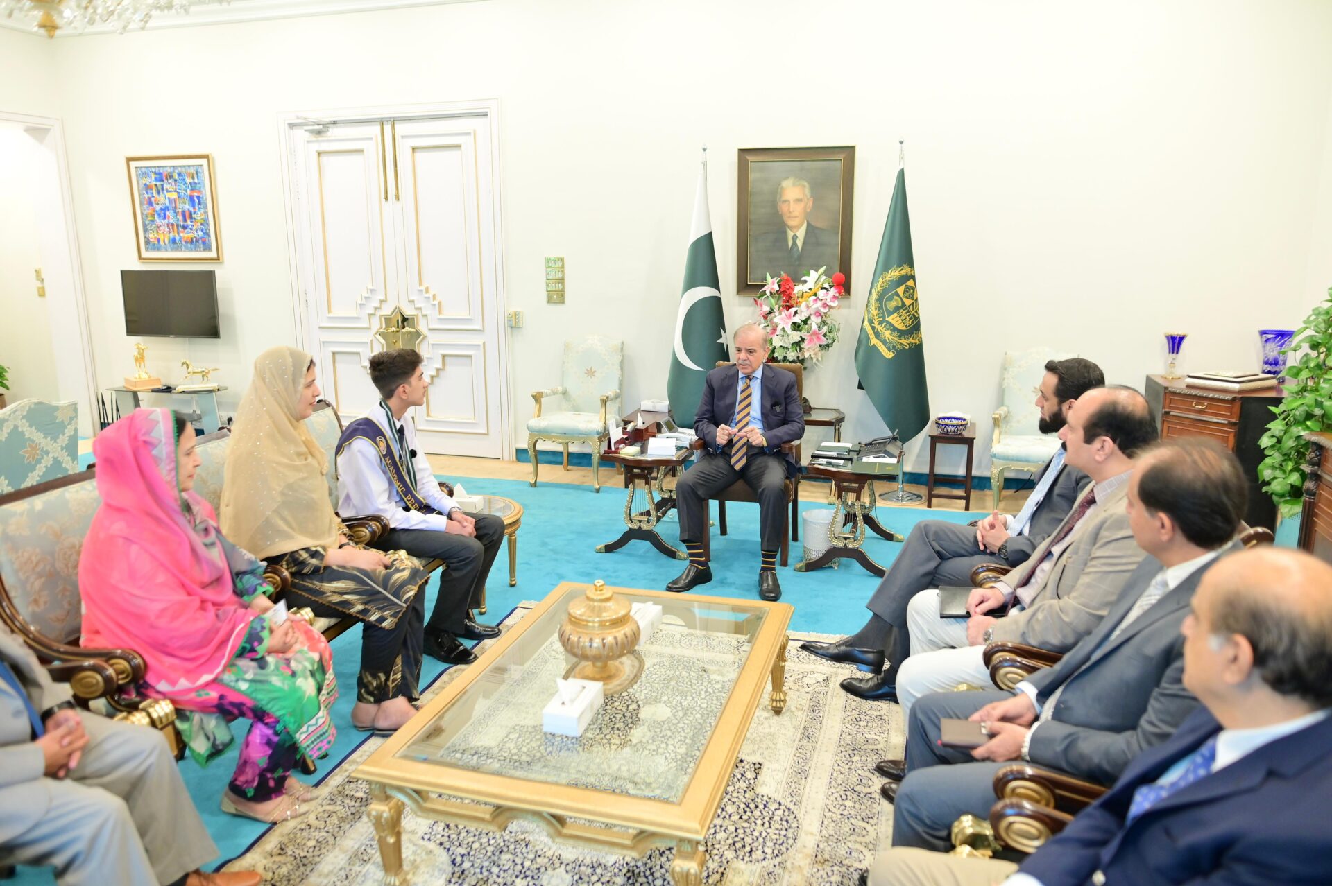 PM meets Daanish School's BISE Lahore topper; vows to expand pro-poor ...