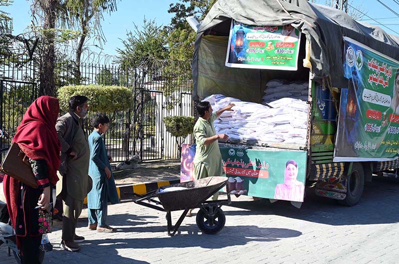 People busy purchasing subsidized floor outside 'Ramzan Sahulat Bazaar ...