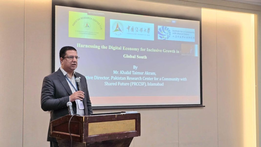 Khalid Taimur Akram wins Best Presenter Award at Tsinghua university