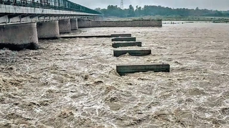 Sindh issues updated water flow data at barrages