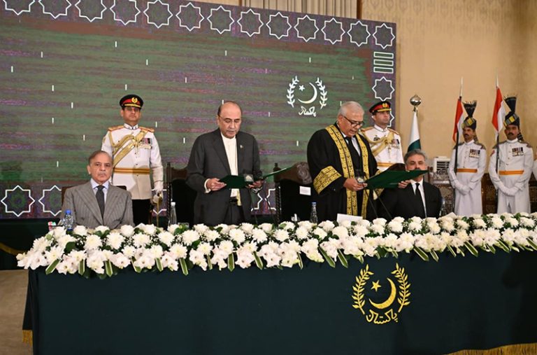 President Asif Ali Zardari administering the oath to Justice Aminuddin ...