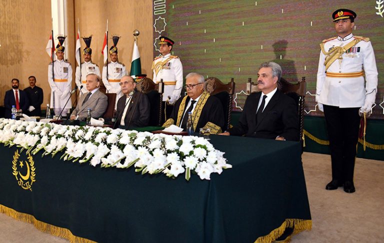 President Asif Ali Zardari administering the oath to Justice Aminuddin ...